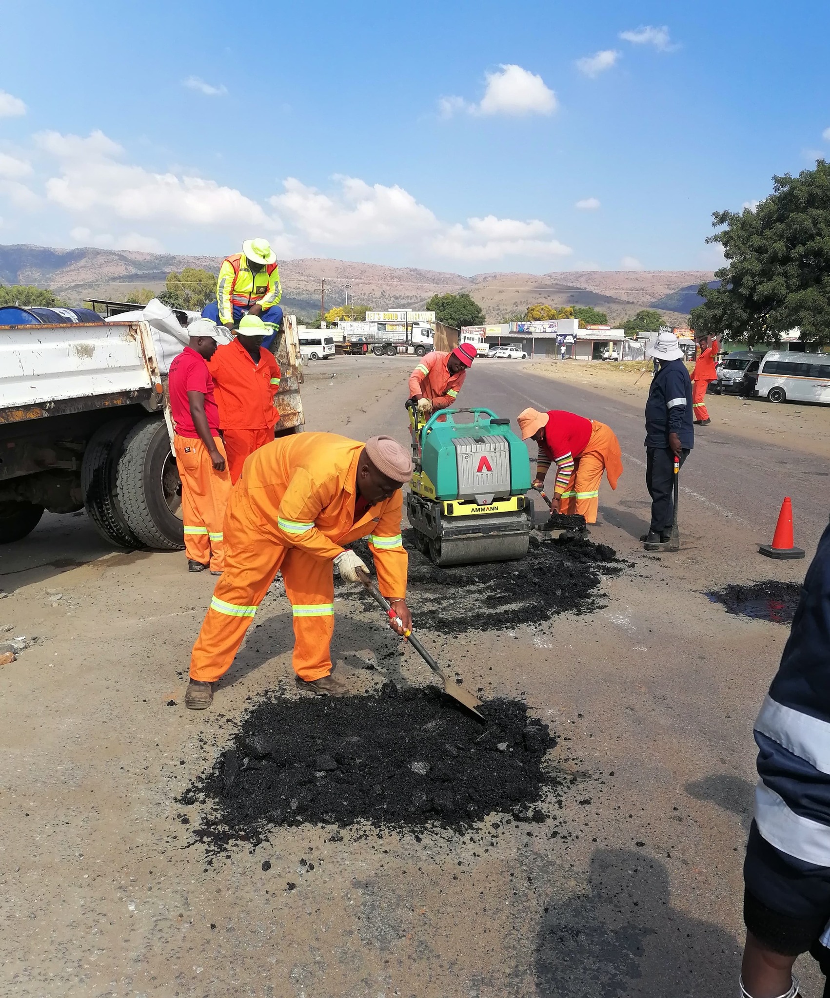 SAPS and CPF members ban together to patch potholes on R566